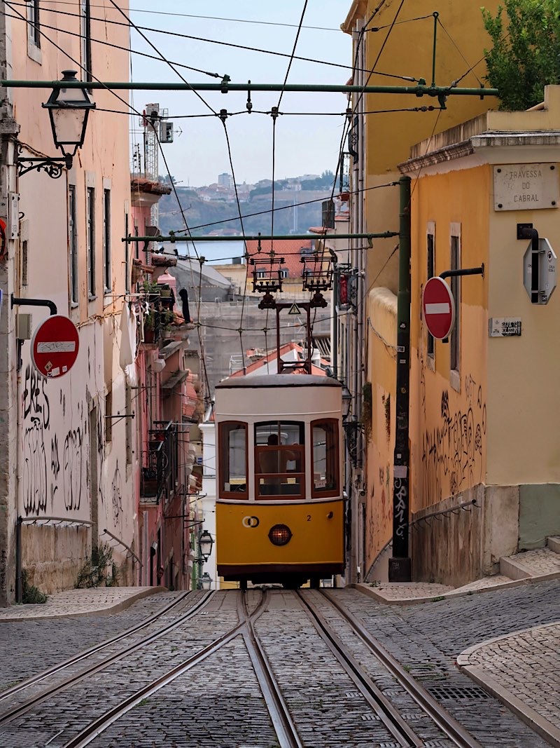 Lisbon Trolley, Lisbon, Portugal – viajarMOTO.com